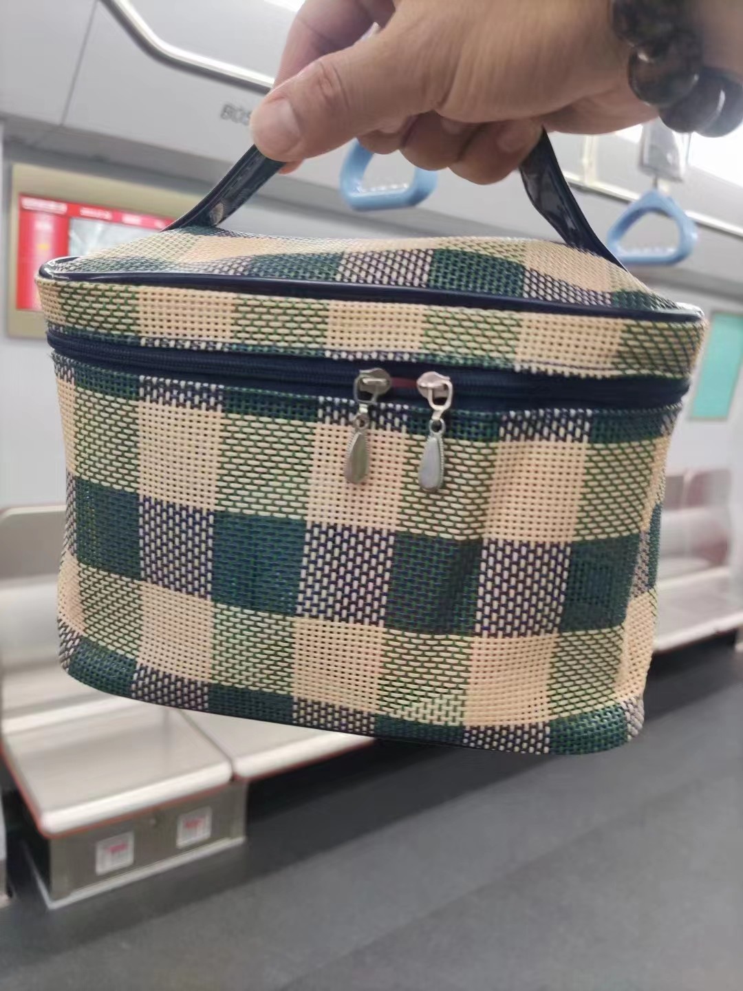 China Yiermu Company latest company news about Textilene fabric makeup bag